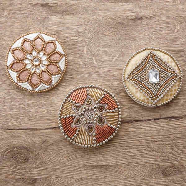 サイズ/直径：約8cm材質/ブロンズ・ホワイト：綿100％ゴールド：表地 ポリエステル100％、裏地 綿100％種類/ブロンズ、ゴールド、ホワイト原産国/インド●インド特有の色鮮やかなビーズ刺繍は、ひとつひとつ職人の手作業によって作られてい...