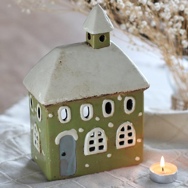 サイズ/約幅15.5×奥行10×高さ22.5cm重量/約0.9kg内容量/1個材質/陶器生産国/中国製●オブジェとしても飾ってもかわいいキャンドルホルダーです。●キャンドルを灯すと、窓からやさしい光がこぼれます。●リビングや玄関、お庭のイン...