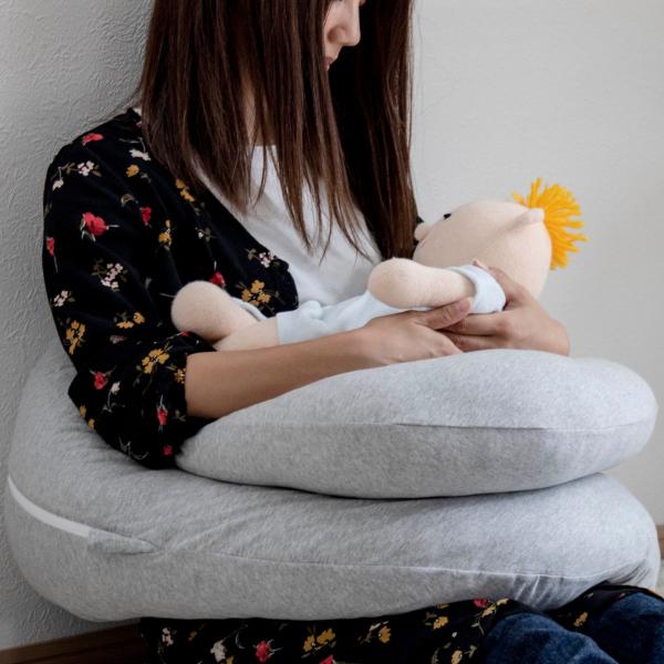 サイズ/約幅125×奥行60×高さ20cm重量/約1.8kg内容量/1個 付属品：圧縮袋（台紙付き）1枚材質/本体：綿100％中わた：ポリエステル100％圧縮袋：PE生産国/中国製乾燥機/使用不可●C型の抱き枕が快眠をサポート●授乳クッショ...