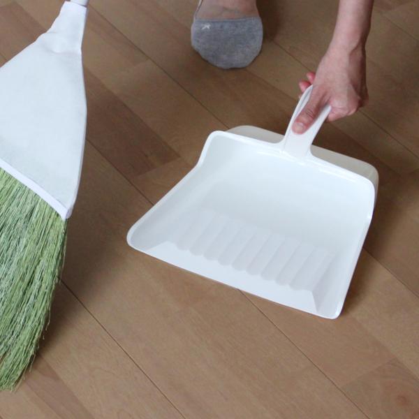 サイズ/約幅26×奥行10×高さ26cm重量/約110g内容量/1個材質/ポリプロピレン生産国/日本製●フード付きちりとりです。●フードがゴミやほこりがこぼれるのを防ぎます。●軽くて使いやすいシンプルなちりとりです。室内そうじ 外そうじ 掃...