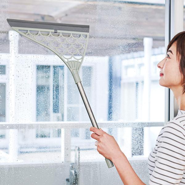 サイズ/約横90.5×縦30cm柄を一つだけ取り付けた際の長さ：約55.5cm重量/約230g内容量/1個（柄×2、ヘッド）材質/ヘッド：ポリプロピレン、TPE樹脂柄：ステンレス生産国/中国製●スクイジーとほうきの特徴のいいところを合わせた...