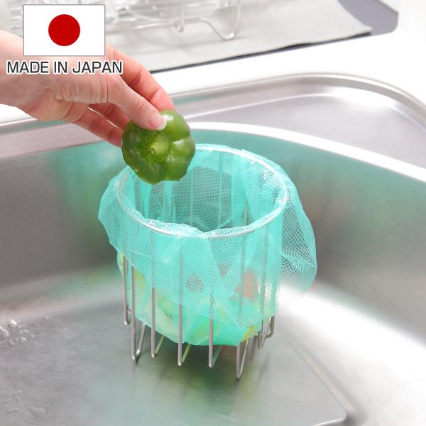 サイズ/約幅13.5×奥行13.5×高さ15cm内容量/1個材質/18-8ステンレス生産国/日本製●シンク回りでスッキリと使えるシンクバスケットです。●必要な構造のみで構成されたワイヤータイプで洗いやすく、袋を取り付けるだけで使用できる手軽...