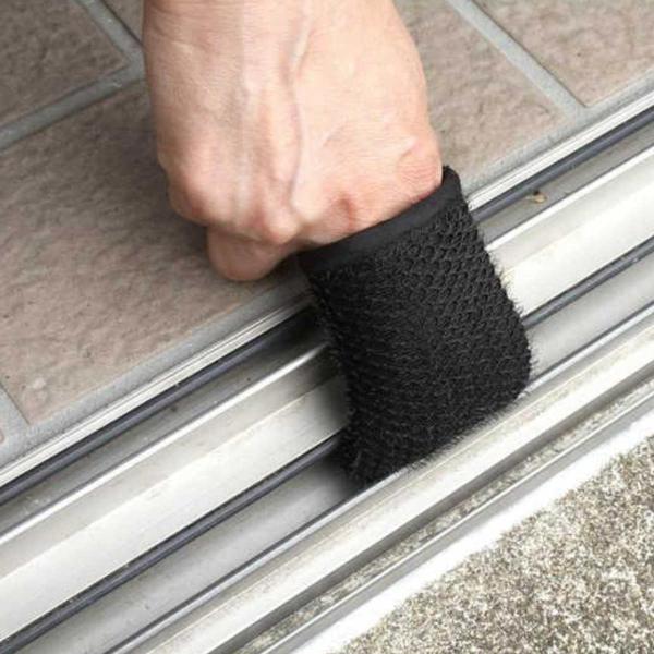 サイズ/約幅6×奥行1×高さ10cm内容量/1個材質/ポリエステル100％●サッシの溝が洗いやすい指にはめるタイプのタワシです。●約0.1mmの極細毛が汚れの中まで入り込み、汚れをしっかり絡め取ります。●水だけでもしっかり落ちるため環境にも...