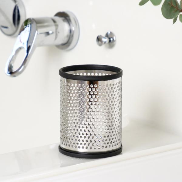 サイズ/約高さ10.5cm直径：約8cm内容量/1個材質/18-8ステンレス●パンチングデザインが特徴的なゴミ箱です。●ステンレス製なので耐久性に優れており、丈夫で長持ちします。●中性洗剤で洗うだけで汚れが落ちるのでお手入れ簡単です。●小ぶ...