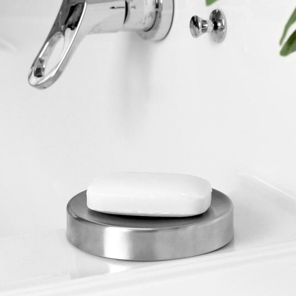 サイズ/約高さ2cm直径：約11cm内容量/1個材質/18-8ステンレス生産国/中国製●オールステンレス製の美しいソープディッシュです。●中央に向かってゆるやかにくぼんでいるので、溜まった水から石鹸を浮かせておくことが出来ます。●水に強く、...