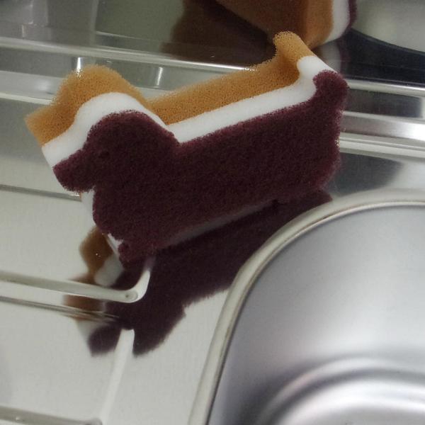 サイズ/約幅7.6×奥行12.7×高さ3.7cm内容量/1個材質/スポンジ：ポリウレタンフォーム不織布：ナイロン（研磨剤入り）生産国/日本製●かわいくて実用的なダックスフント型のハードタイプキッチンスポンジです。●立てたまま乾かすことができ...