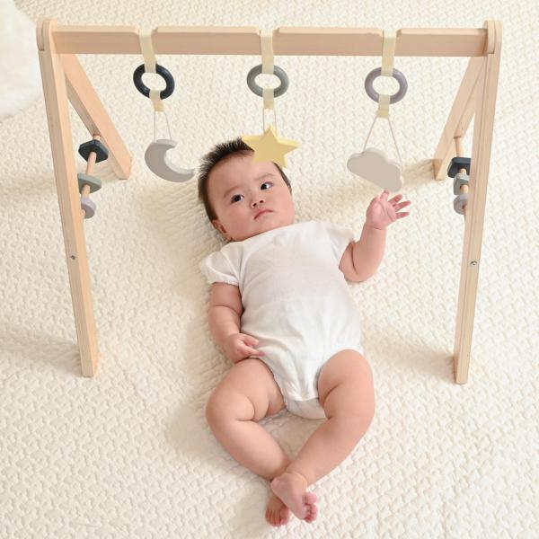 サイズ/約幅60×奥行47×高さ52cm重量/約1.4kg内容量/1台材質/フレーム：合板、おもちゃ：天然木、ベルト：ナイロン100％、紐：綿100％塗装（おもちゃ）：アクリル樹脂生産国/中国製組立状態/お客様組立品対象年齢/0か月〜●木の...