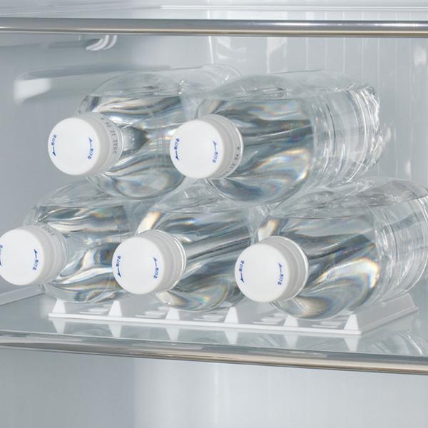 サイズ/約幅21×奥行10×高さ1.2cm内容量/1個材質/ポリエチレン生産国/日本製耐冷温度/-20度食器洗い乾燥機/使用不可●冷蔵庫内でペットボトルや缶が転がらないボトルスタッキングマットです。●ペットボトルを寝かせて効率的に省スペース...