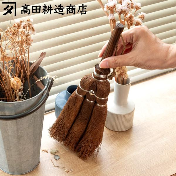 サイズ/約幅11×奥行29×高さ3.5cm内容量/1本材質/本体：棕櫚、檜、ステンレス紐：和紙60％、レーヨン40％生産国/日本製原産国/棕櫚（中国産）●熟練された職人の手で丁寧に作られた棕櫚ほうきです。●テーブル、ベッドやソファ等、ファブ...