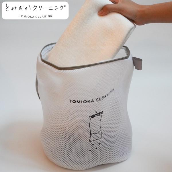 サイズ/約幅25×高さ35cm内容量/1個材質/ポリエステル生産国/台湾製乾燥機/使用不可●大切な衣類を優しく守るランドリーネットです。●引っ掛けヒモが付いています。●洗濯物を傷付けないカバー付きです。●用途に合わせて4種類のサイズから選べ...