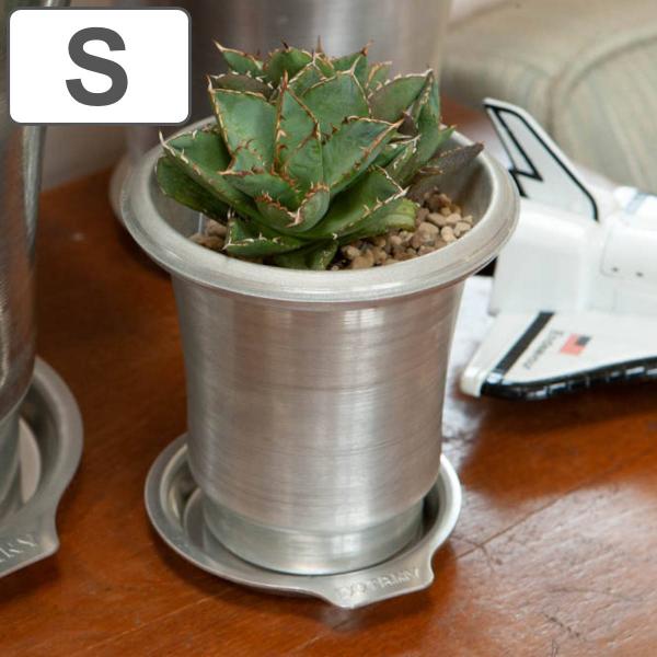 サイズ/約高さ11.2cm直径：約10.5cm内容量/1個（ポット・ソーサー）材質/アルミニウム（クリアラッカー仕上げ）原産国/中国●工業製品を彷彿とさせるアルミのポット＆ソーサーです。●サボテンやアガベといった個性的な植物にピッタリです。...