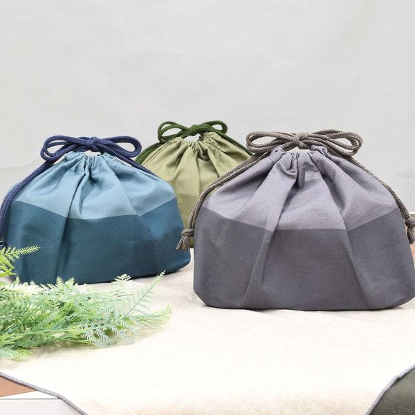 サイズ/約幅33×奥行11×高さ18.5cm内容量/1個材質/本体：綿100％ヒモ：アクリル100％種類/ネイビー、カーキ、チャコールグレー生産国/日本製洗濯/洗濯機使用可能●おしゃれなバイカラーのランチ巾着です。●マチが広めなので大きいサ...