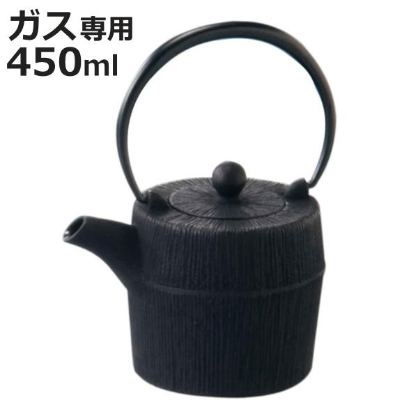 サイズ/約幅13.5×奥行9.5×高さ17.5cm容量/約450ml内容量/1個材質/鋳鉄生産国/日本製食器洗い乾燥機/使用不可電子レンジ/使用不可熱源/ガス火専用●南部鉄器の高級感溢れる鉄瓶です。●鉄瓶で毎日手軽に鉄分を摂取することができ...