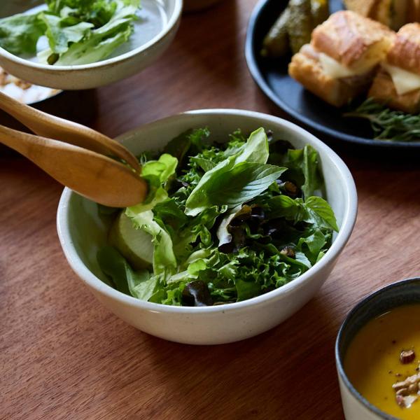 サイズ/約高さ7cm直径：約18.3cm重量/約500g容量/約780ml内容量/1個材質/陶器種類/ホワイト、ブラック生産国/タイ製食器洗い乾燥機/使用可能電子レンジ/使用不可●食材が引き立つ厚みのあるデザインのボウルです。●深さがあるの...