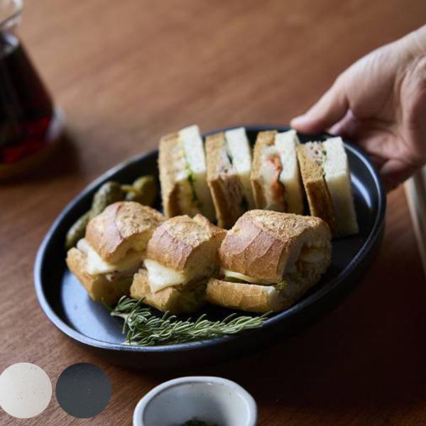 サイズ/約高さ2.5cm直径：約24cm内容量/1個材質/陶器種類/ホワイト、ブラック生産国/タイ製食器洗い乾燥機/使用可能電子レンジ/使用不可オーブン/使用不可●食材が引き立つ厚みのあるデザインのプレートです。●トーストやメインディッシュ...