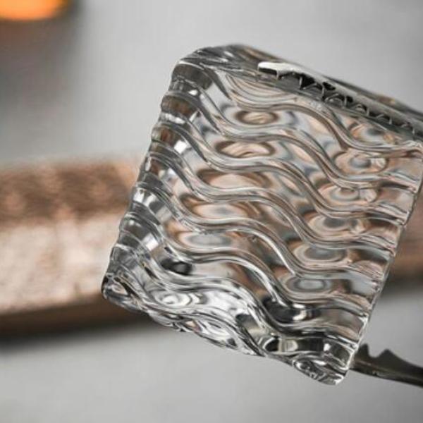 サイズ/約幅19.9×奥行12×高さ0.95cm内容量/1個材質/アルミ生産国/中国製●一瞬で氷の模様を変える魔法グッズです。●簡単に氷に6種類の紋様ができます。●プレートに置くだけで氷を溶かし紋様を刻印します。BAR 家飲み 宅飲み シン...