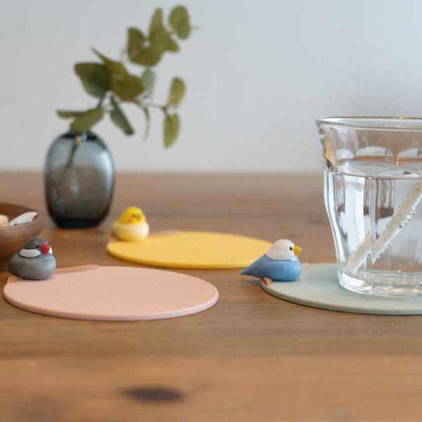 サイズ/約幅11×奥行12×高さ2.5cm内容量/1枚材質/シリコーン樹脂PVC種類/オカメ、セキセイ、ナミ文鳥生産国/中国製パーツ別耐熱温度/シリコーン樹脂：200度PVC：60度●トリさんのフィギュアがついたコースターです。●コップやデ...