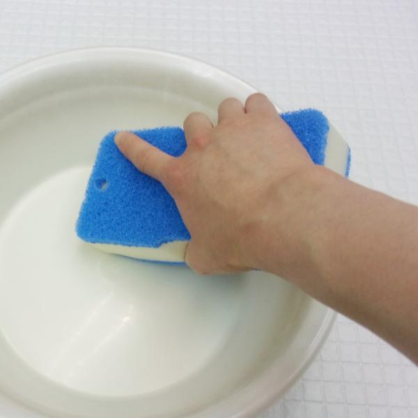 サイズ/約幅16.2×奥行8.2×高さ5cm内容量/1個材質/スポンジ：ポリウレタンフォーム不織布：ナイロン（特殊研磨剤入り）ひも：アクリル生産国/日本製●キズつけにくいソフトタイプのバススポンジです。●特殊研磨剤入りで、湯垢をすっきり落と...
