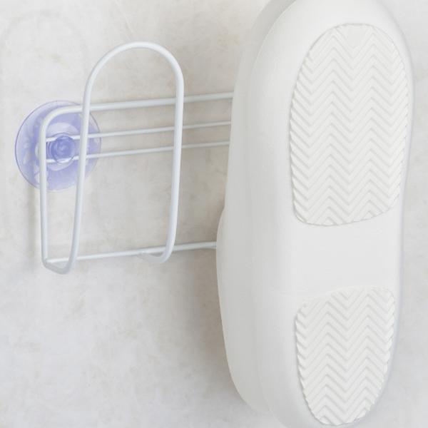 サイズ/約幅18×奥行6.5×高さ13.5cm内容量/1個材質/本体：鉄（アクリル樹脂塗装）吸着盤：塩化ビニル樹脂生産国/中国製耐荷重/約0.5kg●ダブルコーティングで錆びにくいブーツホルダーです。●バスルームの壁面を使用してバスルーム用...