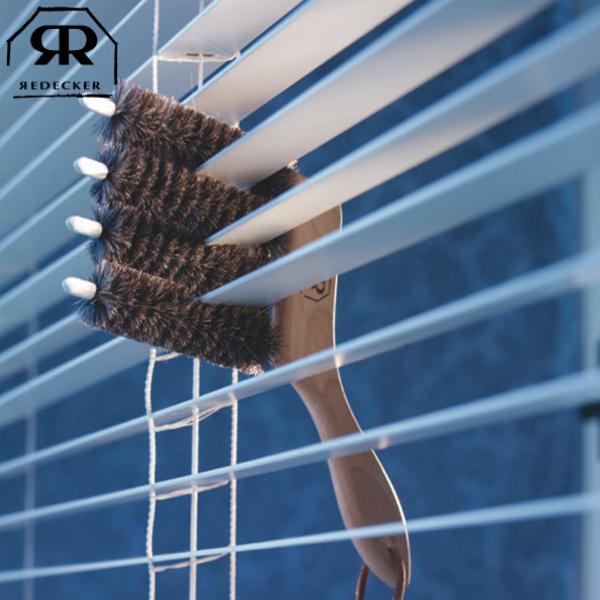 サイズ/約横12×縦15cm内容量/1個材質/山羊毛、ブナ、ワイヤー生産国/ドイツ製●ドイツ老舗ブラシメーカー「REDECKER」のブラインドブラシです。●ブラインドに差し込んでスライドするだけで、素早く簡単に汚れを取ります。●柔らかく上質...