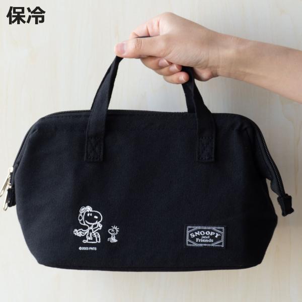 サイズ/約幅23×奥行13×高さ17cm内容量/1個材質/本体・持ち手：ポリエチレン65％・綿35％内側：ポリエチレン・アルミフィルムワイヤー：ナイロン生産国/中国製●スヌーピーのがま口ランチバッグです。●開け口が広く、お弁当箱などの出し入...