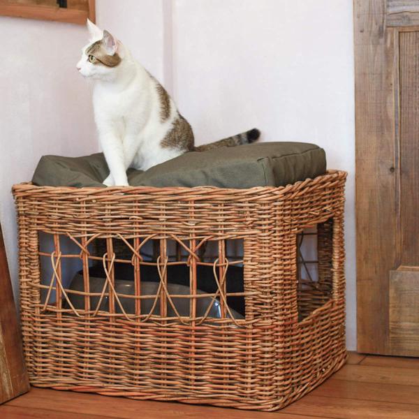 サイズ/約幅65×奥行51×高さ51cm重量/約3000g内容量/1個材質/ラタン、コットン、ポリエステル、ブラス、MDF●素朴でナチュラルな風合いの猫用トイレカバーです。●お使いの猫トイレの上からかぶせるだけで使用できます。●皮付きラタン...