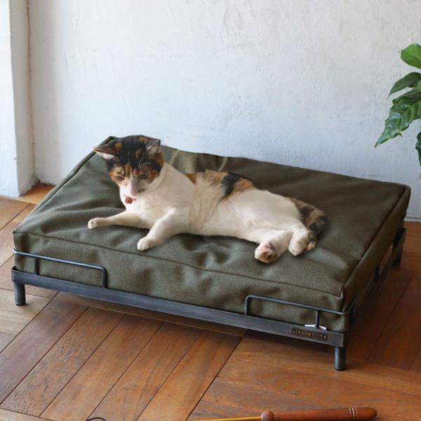 サイズ/約幅50.5×奥行36.3×高さ13.5cm重量/約1700g内容量/1個材質/アイアン、コットン、ポリエステル生産国/インド製●猫ちゃんが、ゆったりリラックスできるアイアンフレームのベッドです。●猫はもちろん、小型犬にもおすすめで...