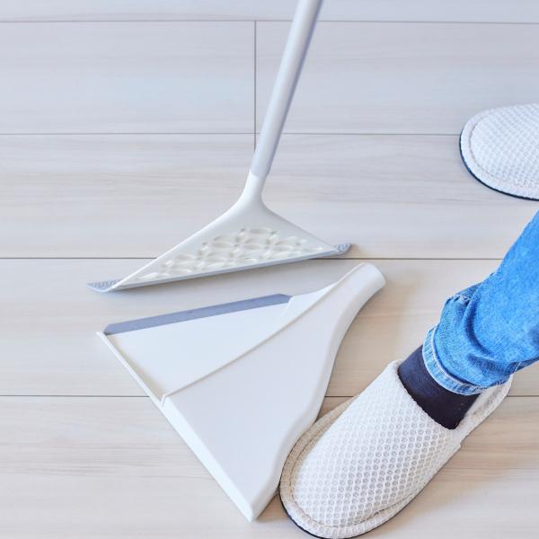 サイズ/ワイパー：約幅128×奥行25×高さ72〜107cmちりとり：約幅25.2×高さ25.7cm内容量/ワイパー、ちりとり兼用スタンド各1個付属品：専用レーヨンダスター、専用マイクロファイバーダスター各1枚材質/ワイパー：ポリプロピレン...