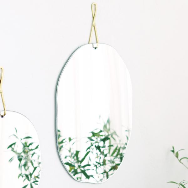 サイズ/ミラー：約幅26×高さ33.5cmフック：約幅3.5×奥行1.5×高さ11cm重量/約255g内容量/1個材質/アクリル、ブラス●ウェーブ状のミラーに真鍮のフックを合わせたおしゃれなウォールミラーLサイズです。●しっかり身支度できる...