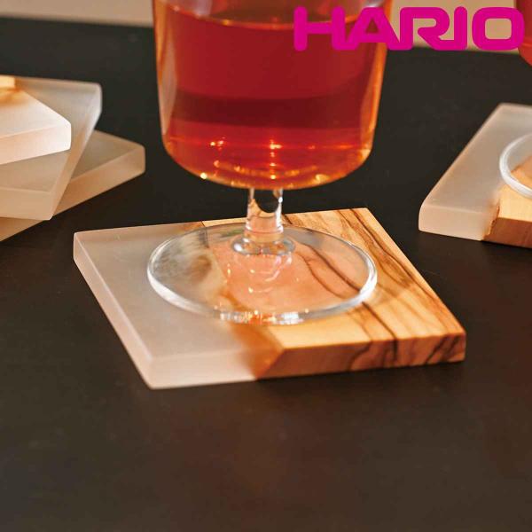 サイズ/約幅10×奥行10×高さ1cm重量/約700g内容量/1個材質/オリーブウッド、エポキシ樹脂原産国/中国食器洗い乾燥機/使用不可●天然木の形を生かしたコースターです。●天然木の温かみのある雰囲気と樹脂の透明感が絶妙にマッチします。●...