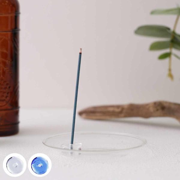 サイズ/香皿サイズ：約直径8.9×高さ1.4cm香立てサイズ：約直径2×H0.8cm内容量/1セット（香皿、香立て）材質/ガラス種類/クリア、ブルー生産国/中国製●ガラス製の香皿香立てのセットです。●手吹き手法で作られた香皿とハンドメイドの...