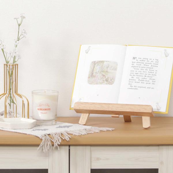 サイズ/約幅21.8×奥行21×高さ4.6cm重量/約150g内容量/1個材質/天然木（ラバーウッド・ラッカー塗装）生産国/ベトナム製●シンプルで使いやすい木製のレシピスタンドです。●料理中にレシピ本を見たい時、場所を取らずに広げることがで...