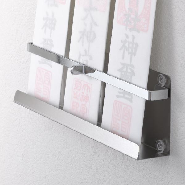 サイズ/約幅25×奥行4×高さ8cm重量/約180g内容量/1個材質/本体：18-0ステンレス平線部：スチール(クロムメッキ)生産国/日本製●神札を3体並べて収納できるお札立てです。●暮らしに溶け込むシンプルなデザインです。●壁掛けと置き型...