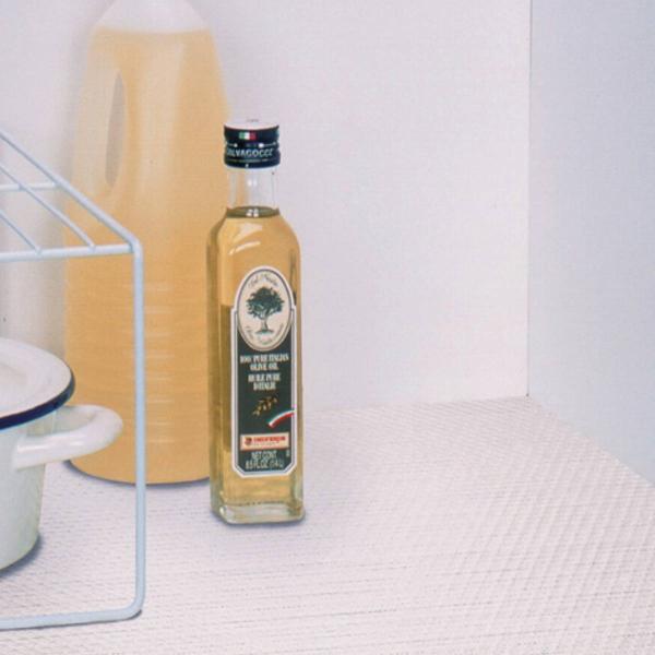 サイズ/約幅60×奥行180cm重量/約100g内容量/1枚材質/ポリエステル（アルミ蒸着）ポリエチレン生産国/日本製●クロス入りの丈夫な3層構造で、破れにくい流し台シートです。●上層のアルミ蒸着ポリエステルと、下層の発泡ポリエチレンの間に...