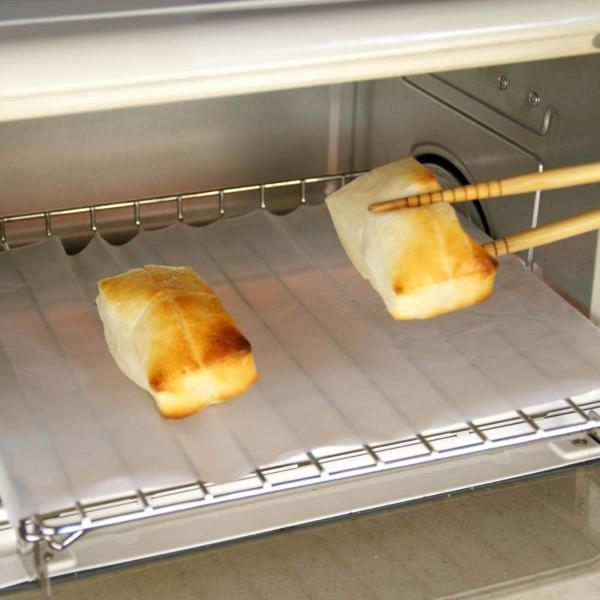 サイズ/厚さ：約0.007cm約幅28×奥行20cm重量/約11g内容量/1枚材質/フッ素樹脂（PTFE)生産国/中国製耐熱温度/260度●オーブントースターの網の上に敷くだけで、網に汚れが付くのを防ぐシートです。●トースターの網の油分やこ...