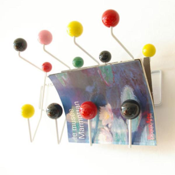 サイズ/約幅51×奥行16×高さ37cm重量/約2kg内容量/1個材質/ボール：ソリッドウッドベース：スチール生産国/中国製●20世紀の名デザイナー、チャールズ＆レイ・イームズ夫妻がデザインされた「ハングイットオール」のリプロダクト製品です...