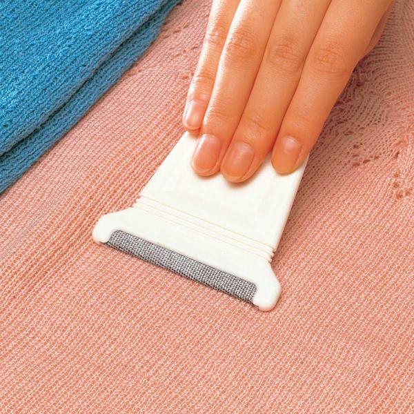 サイズ/約幅7×奥行8×高さ0.6cm重量/約20g内容量/1個材質/ABS樹脂、合成繊維生産国/日本製●旅行・出張に携帯しやすいコンパクトな毛玉取りです。●手加減ができるので衣類にやさしく、生地もやせにくいです。●電動式より小さな毛玉を除...