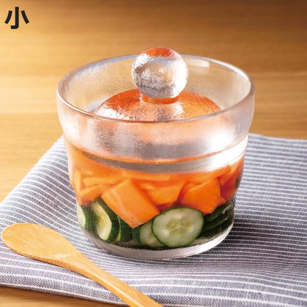 サイズ/約幅9.9×奥行9.9×高さ8.2cm重量/約570g内容量/1個材質/本体・フタ部：ソーダガラス生産国/中国製●気軽に浅漬けを楽しめるガラス製浅漬け容器です。●取っ手付きで持ちやすいガラス製の重石が付いています。●そのまま食卓に置...