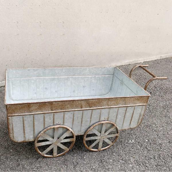 サイズ/約幅44×奥行20.5×高さ19cm内容量/1個材質/ブリキ、アイアン生産国/中国製●アンティーク感漂うカート型のプランタースタンドです。●使い込まれたようなアンティーク加工が施されています。●お部屋や店内のアンティーク感をアップし...