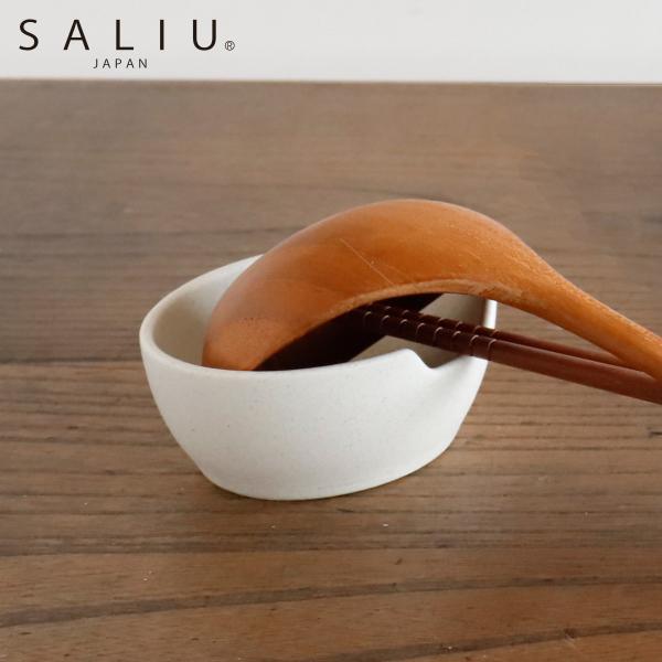 サイズ/約幅9×奥行7.5×高さ3.5cm重量/約125g内容量/1個材質/磁器生産国/日本製食器洗い乾燥機/使用可能電子レンジ/使用可能●お玉や菜箸を一時置きするときに便利なお玉スタンドです。●深さのある形状なので味見皿としてもお使いいた...