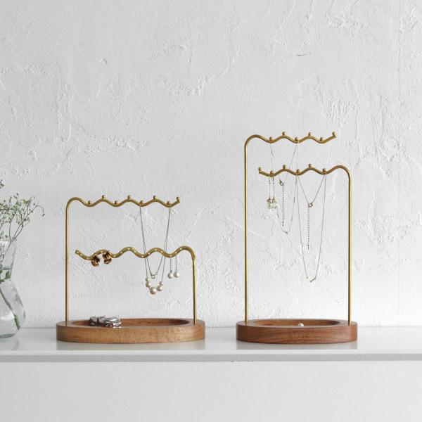 サイズ/ロー：幅20×奥行10×高さ19cmハイ：幅16×奥行9×高さ27cm内容量/1個材質/アカシア、アイアン種類/ロー、ハイ●収納しやすい、機能的で美しいアクセサリースタンドです。●コンパクトに使える「ロー」と、ロングネックレスも掛け...