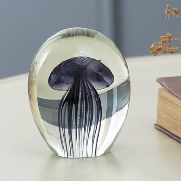 サイズ/約幅8.5×奥行8.5×高さ9.5cm内容量/1個材質/ガラス原産国/中国●クラゲが浮遊している様なデザインのガラスオブジェです。●光の反射によって様々な表情が楽しめます。●玄関やリビングなどのお部屋のデコレーションにおすすめです。...
