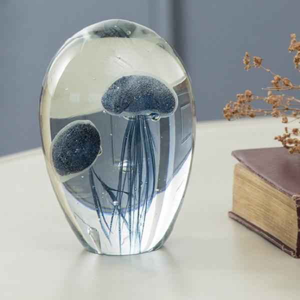 サイズ/約幅9.5×奥行9.5×高さ14cm内容量/1個材質/ガラス原産国/中国●クラゲが浮遊している様なデザインのガラスオブジェです。●光の反射によって様々な表情が楽しめます。●高さ14cmの程よく存在感があるサイズなので、お花の代わりに...