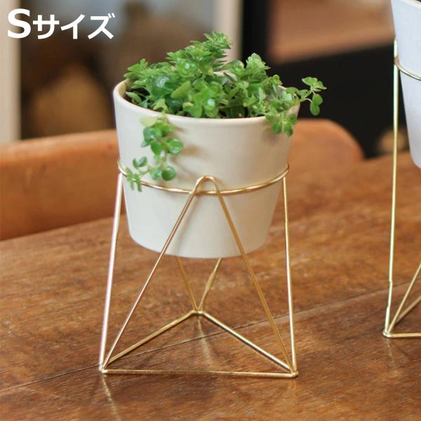 サイズ/約幅13×奥行11×高さ14cm内径：約10cm重量/約70g内容量/1個材質/アイアン生産国/インド製●上品なゴールドラインが特徴的なポットスタンド Sサイズです。●お気に入りの鉢をそのまま入れるだけです。●ゴールド仕上げのしっか...