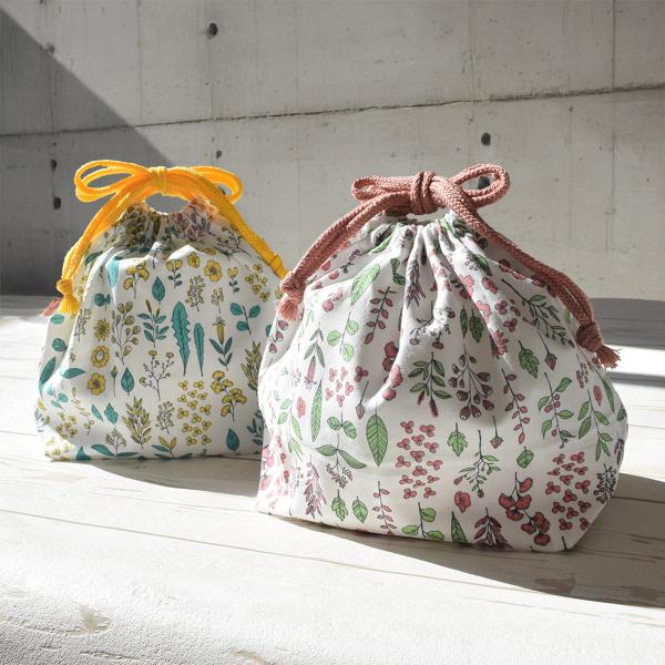 サイズ/約幅25×高さ18cmマチ：10cm内容量/1個材質/綿100%種類/ピンク、イエロー生産国/日本製●少し大人な花柄の「Hill&amp;Fields（ヒル＆フィールズ）」シリーズのランチ巾着です。●植物モチーフの線画風のイラストと...