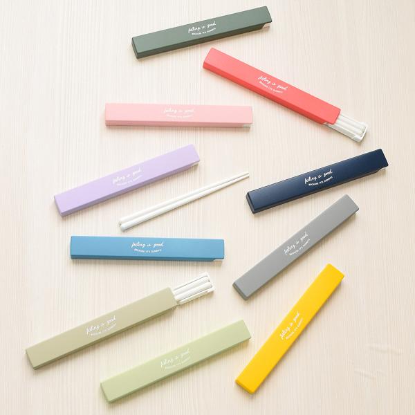 サイズ/約幅2.7×奥行19.2×高さ1.3cm箸：18cm重量/約46g内容量/1個（箸、箸箱）材質/ケース蓋：ABS樹脂ケース本体:ポリプロピレン箸:AS樹脂種類/ピンク、レッド、マスタード、パープル、グリーン、ネイビー、ブルー、グレー...