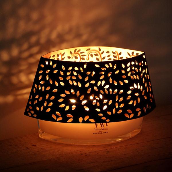 サイズ/約幅22.2×長さ14.2×高さ9.8cm内容量/1個材質/鉄生産国/中国製●火を灯すと暖炉のように「パチパチ」と音がするアメリカ生まれのキャンドル《Wood Wicハースウィックキャンドル》専用のシェードです。●Wood Wick...