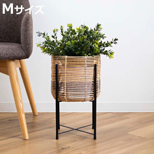 サイズ/約幅26×奥行26×高さ40cm内容量/1個材質/バスケット：ポリエチレン、ポリプロピレン、アイアンスタンド：アイアン生産国/中国製耐荷重/約10kg●まるで本物のような風合いを楽しめる手編みバスケット Mサイズです。●汚れても水で...