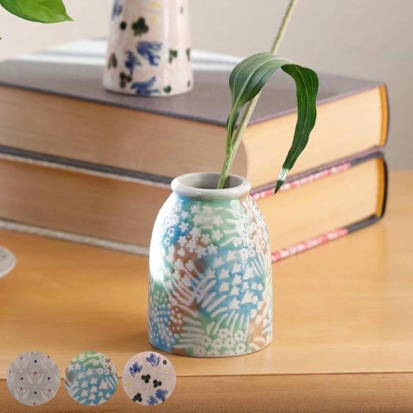 サイズ/約高さ8cm直径：約6cm内容量/1個材質/セラミック種類/グレー、ミント、ピンク●小さなセラミック製のフラワーベースです。●東欧風の柄がお部屋の雰囲気を明るくします。●職人が手作業で仕上げているので1つ1つ異なる表情が魅力的です。...