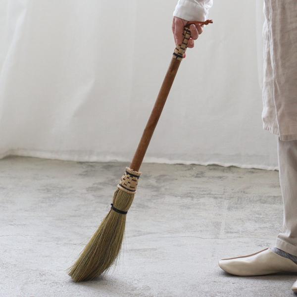サイズ/約高さ73cm直径：約11cm重量/約260g内容量/1本材質/タイガーグラス、ユーカリウッド、ウォーターヒヤシンス、レザー原産国/ベトナム●天然素材で編まれた柔らかな掃き心地のほうきです。●天然素材タイガーグラスという「い草」を使...